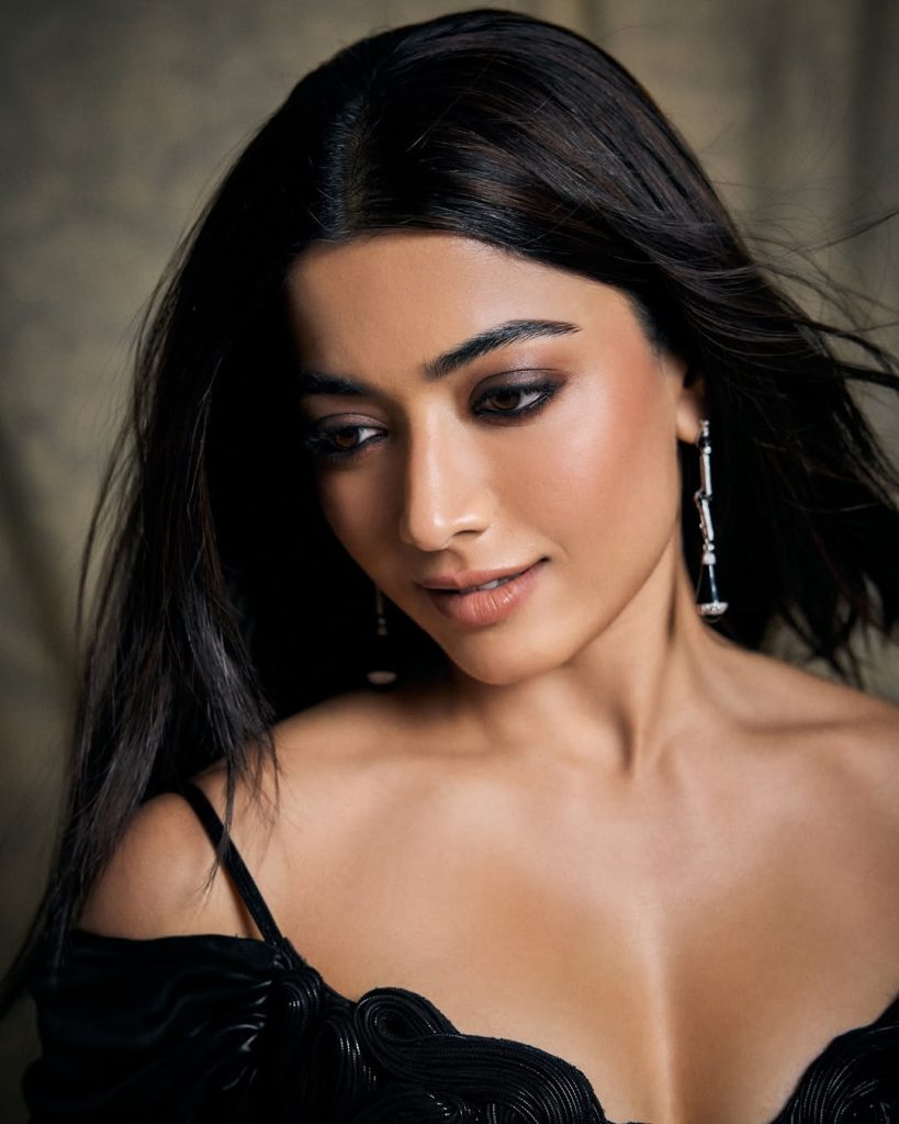 Rashmika Mandanna in Saree: Dazzling Looks Recast Elegance