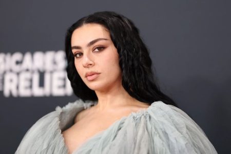 Famous Singers Who Smoke Cigarettes: Voices Behind Smoke